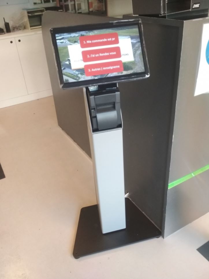 Système de gestion de file d'attente avec écrans d'affichage